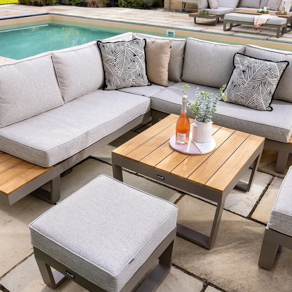 Hartman Ezra Square Corner Platform Set (Display model)